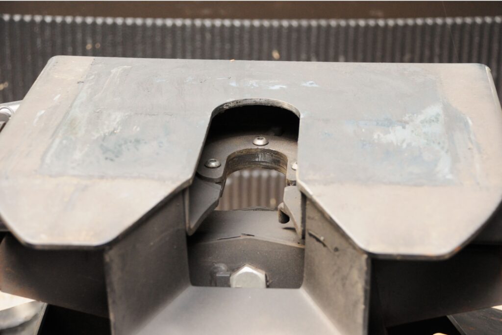 Guia completo sobre quinta-roda: o que é e como funciona?